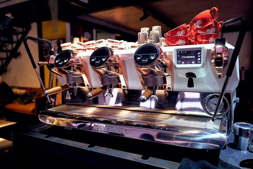 Faema E71E premiata con il Red Dot Award per lo straordinario design