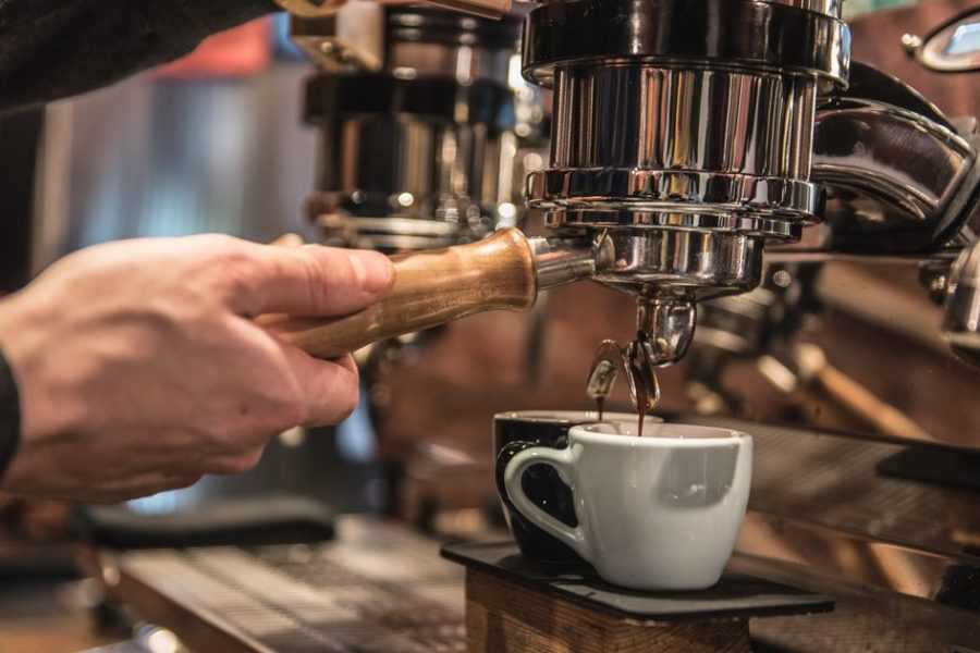 Bar all'italiana: un'esperienza diversa di bere il caffè