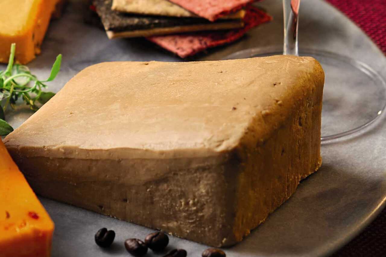 Espresso Martini Cheese: la catena Aldi unisce caffè e formaggio nell'Uk
